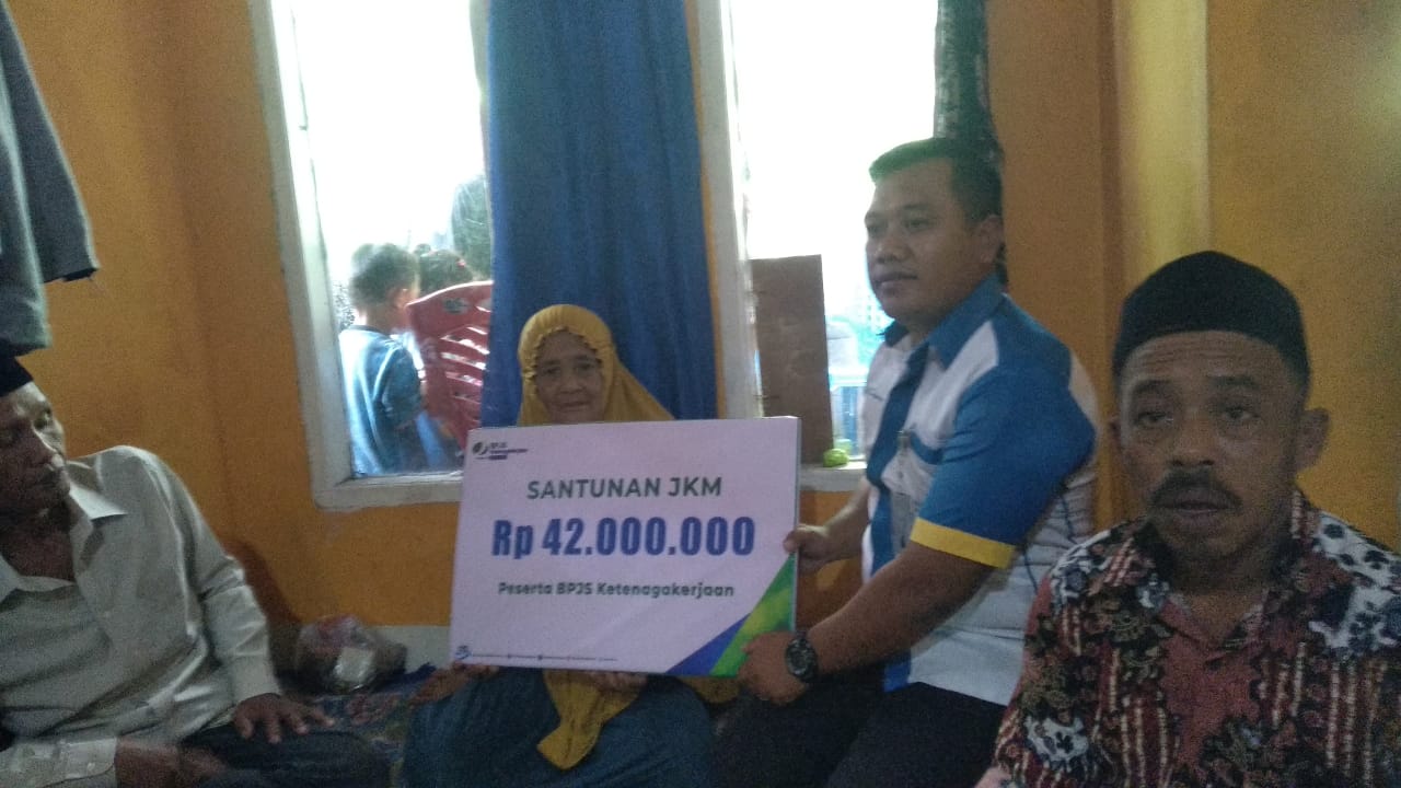BPJS Ketenagakerjaan Serahkan Santunan JKM Kepada Ahli Waris Janasiah ... BPJS Ketenagakerjaan Serahkan Santunan JKM Kepada Ahli Waris Janasiah ...